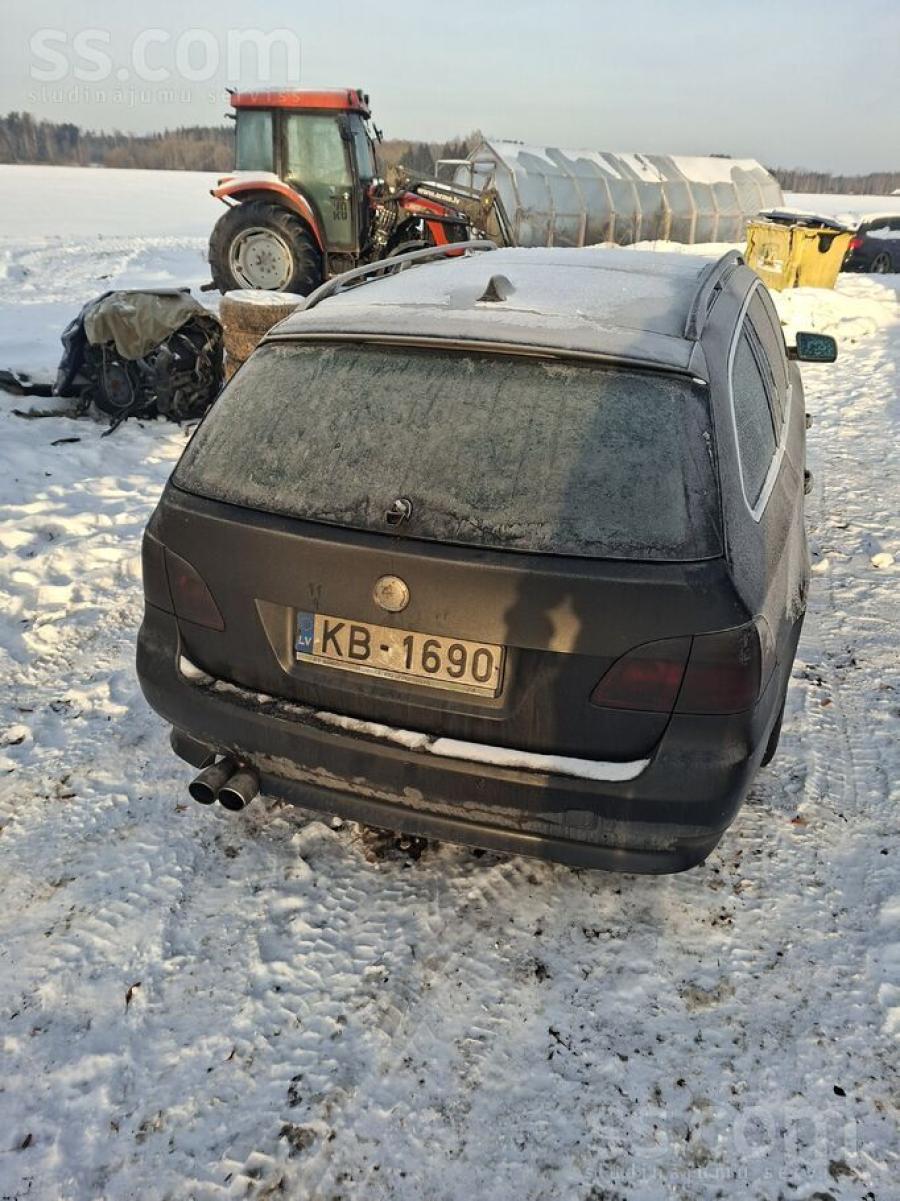 Black BMW 525 2005 in Jelgava, with an engine capacity of 2.50 L and mileage of 331 thousand km for 2100 €, photo 4 on AUTOMOTO.COM.LV