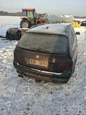 Black BMW 525 2005 in Jelgava, with an engine capacity of 2.50 L and mileage of 331 thousand km for 2100 €, photo 4 on AUTOMOTO.COM.LV