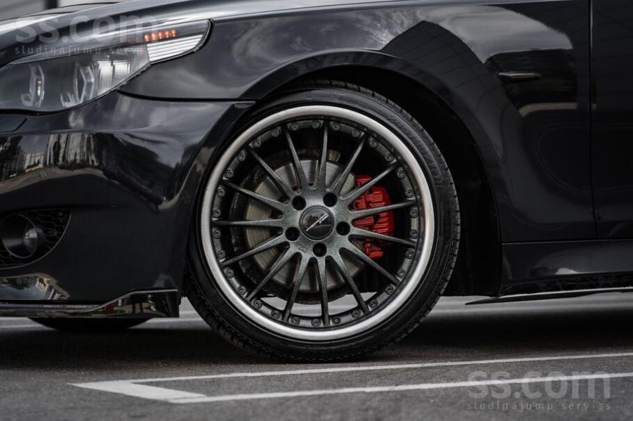 Black BMW 525 2006 in Riga, with an engine capacity of 2.50 L and mileage of 329 thousand km for 6995 €, photo 11 on AUTOMOTO.COM.LV