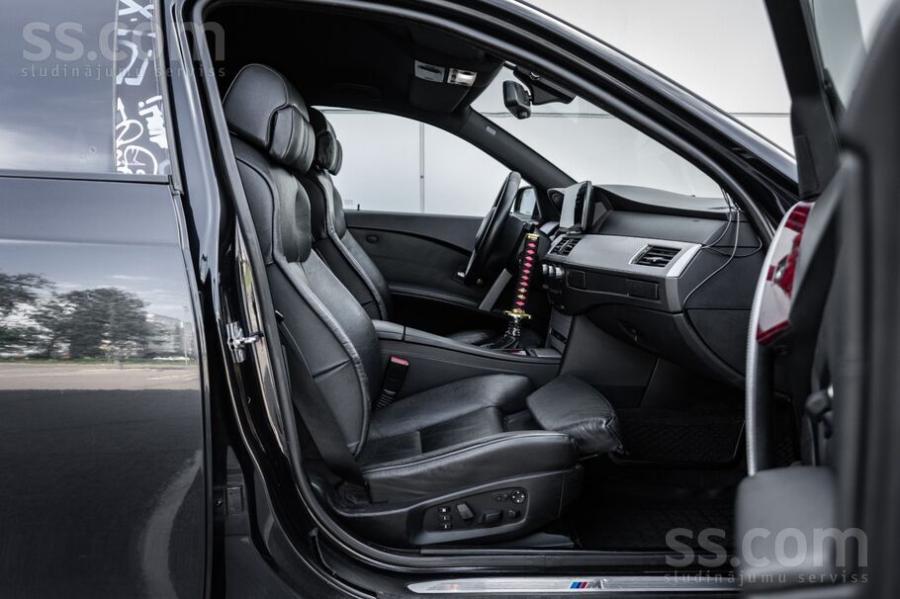 Black BMW 525 2006 in Riga, with an engine capacity of 2.50 L and mileage of 329 thousand km for 6995 €, photo 14 on AUTOMOTO.COM.LV