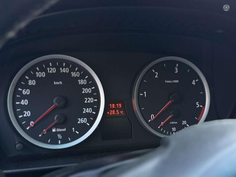 Black BMW 525 2006 in Kaunas, with an engine capacity of 2.50 L and mileage of 324 thousand km for 4000 €, photo 14 on AUTOMOTO.COM.LV
