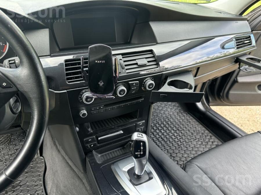 Black BMW 525 2007 in Ogre, with an engine capacity of 3.00 L and mileage of 306 thousand km for 4990 €, photo 12 on AUTOMOTO.COM.LV