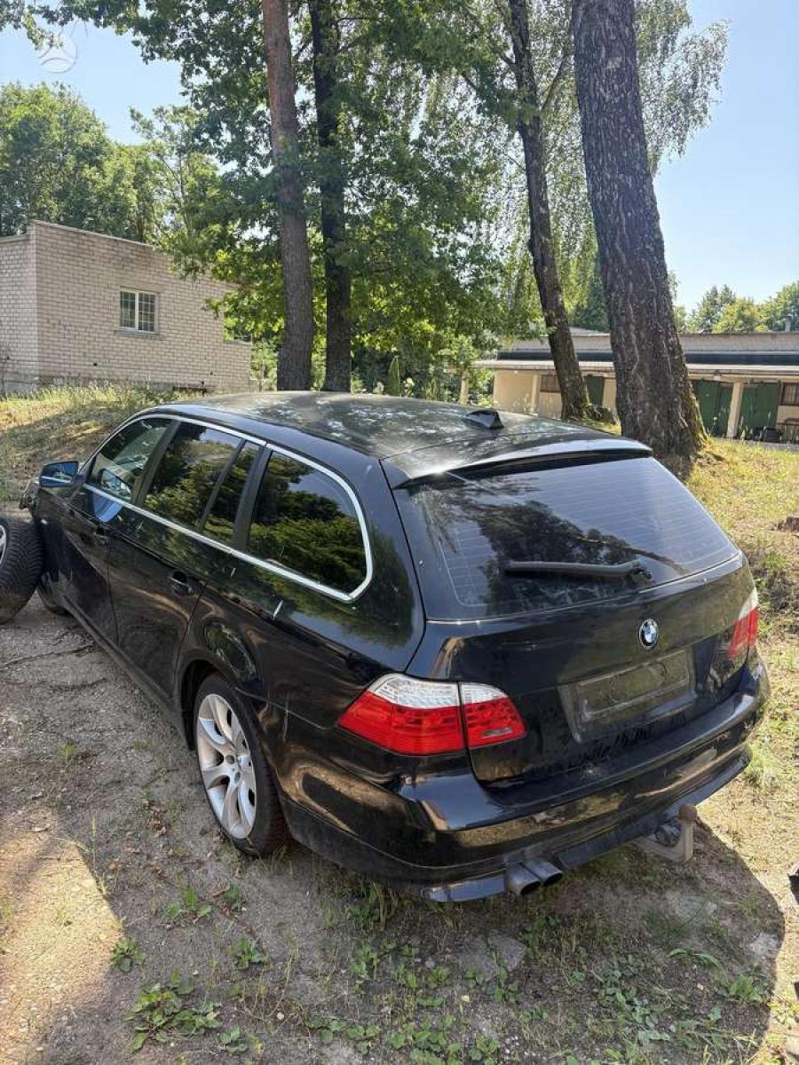 Black BMW 525 2007 in Prienai, with an engine capacity of 2.50 L and mileage of 330 thousand km for 999 €, photo 4 on AUTOMOTO.COM.LV