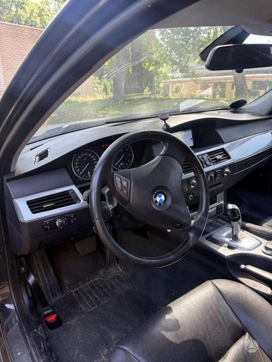 Black BMW 525 2007 in Prienai, with an engine capacity of 2.50 L and mileage of 330 thousand km for 999 €, photo 5 on AUTOMOTO.COM.LV