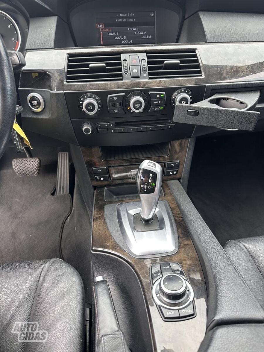 Melns BMW 525 2008 Šakiai, ar dzinēja tilpumu 3.00 L un nobraukumu 367 tūkst. km par 4199 €, foto 14 vietnē AUTOMOTO.COM.LV
