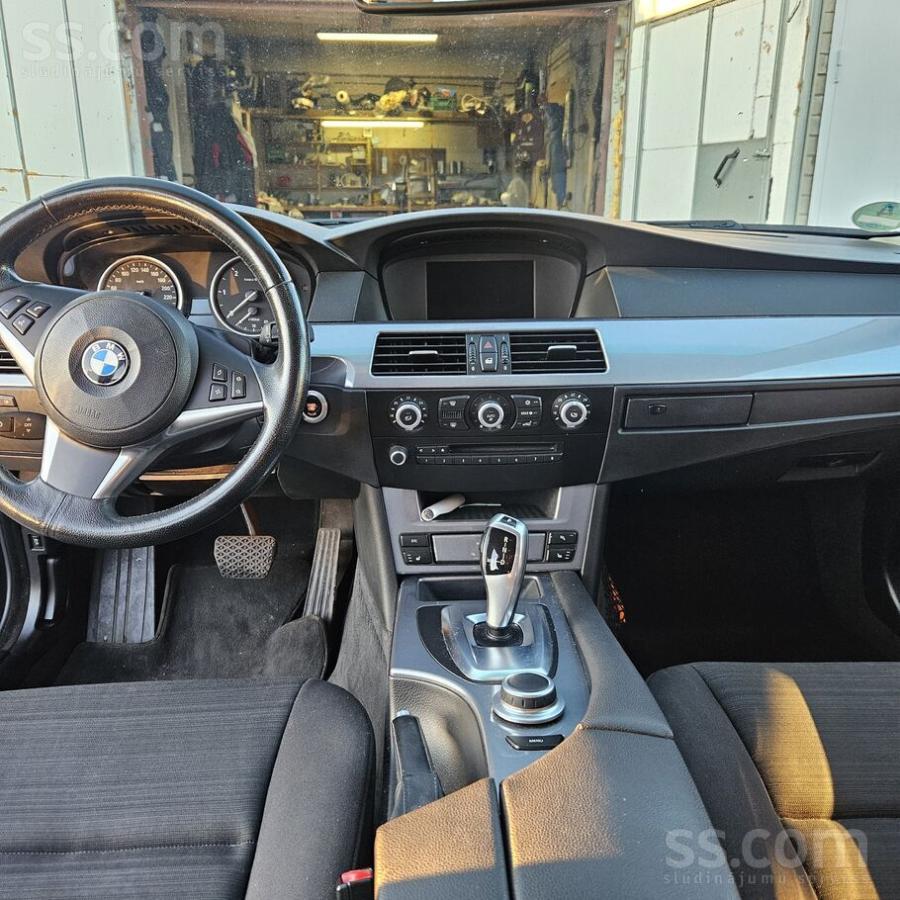 Black BMW 525 2008 in Riga, with an engine capacity of 3.00 L and mileage of 370 thousand km for 5700 €, photo 22 on AUTOMOTO.COM.LV
