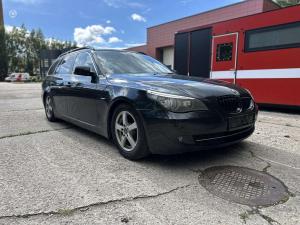 Melns BMW 525 2008 Viļņa, ar dzinēja tilpumu 3.00 L un nobraukumu 299 tūkst. km par 2100 €, foto  vietnē AUTOMOTO.COM.LV