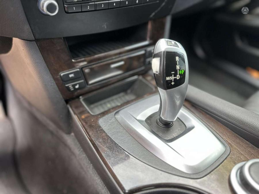 Melns BMW 525 2008 Viļņa, ar dzinēja tilpumu 3.00 L un nobraukumu 299 tūkst. km par 2100 €, foto 9 vietnē AUTOMOTO.COM.LV