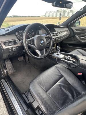 Black BMW 525 2008 in Sakiai, with an engine capacity of 3.00 L and mileage of 369 thousand km for 3900 €, photo 10 on AUTOMOTO.COM.LV
