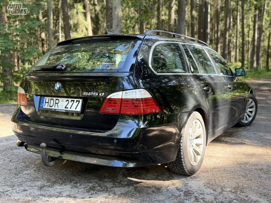 Melns BMW 525 2008 Kauņa, ar dzinēja tilpumu 3.00 L un nobraukumu 400 tūkst. km par 2690 €, foto 4 vietnē AUTOMOTO.COM.LV