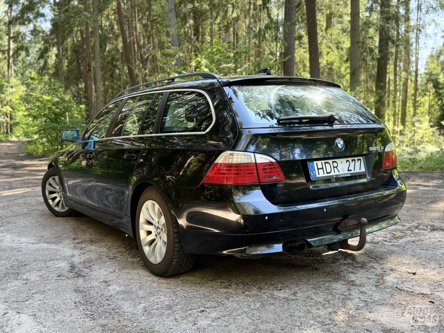 Melns BMW 525 2008 Kauņa, ar dzinēja tilpumu 3.00 L un nobraukumu 400 tūkst. km par 2690 €, foto 5 vietnē AUTOMOTO.COM.LV