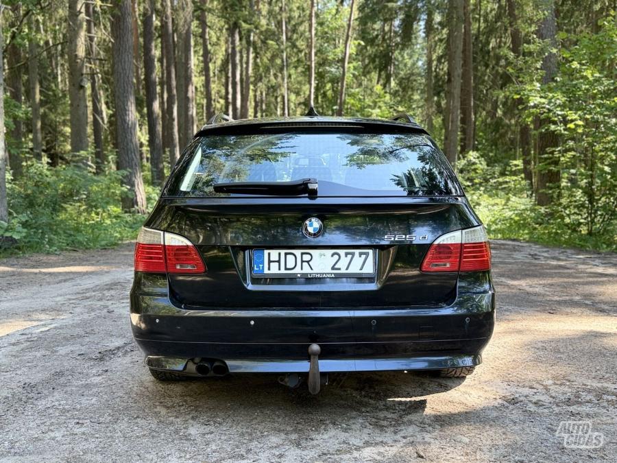 Melns BMW 525 2008 Kauņa, ar dzinēja tilpumu 3.00 L un nobraukumu 400 tūkst. km par 2690 €, foto 6 vietnē AUTOMOTO.COM.LV