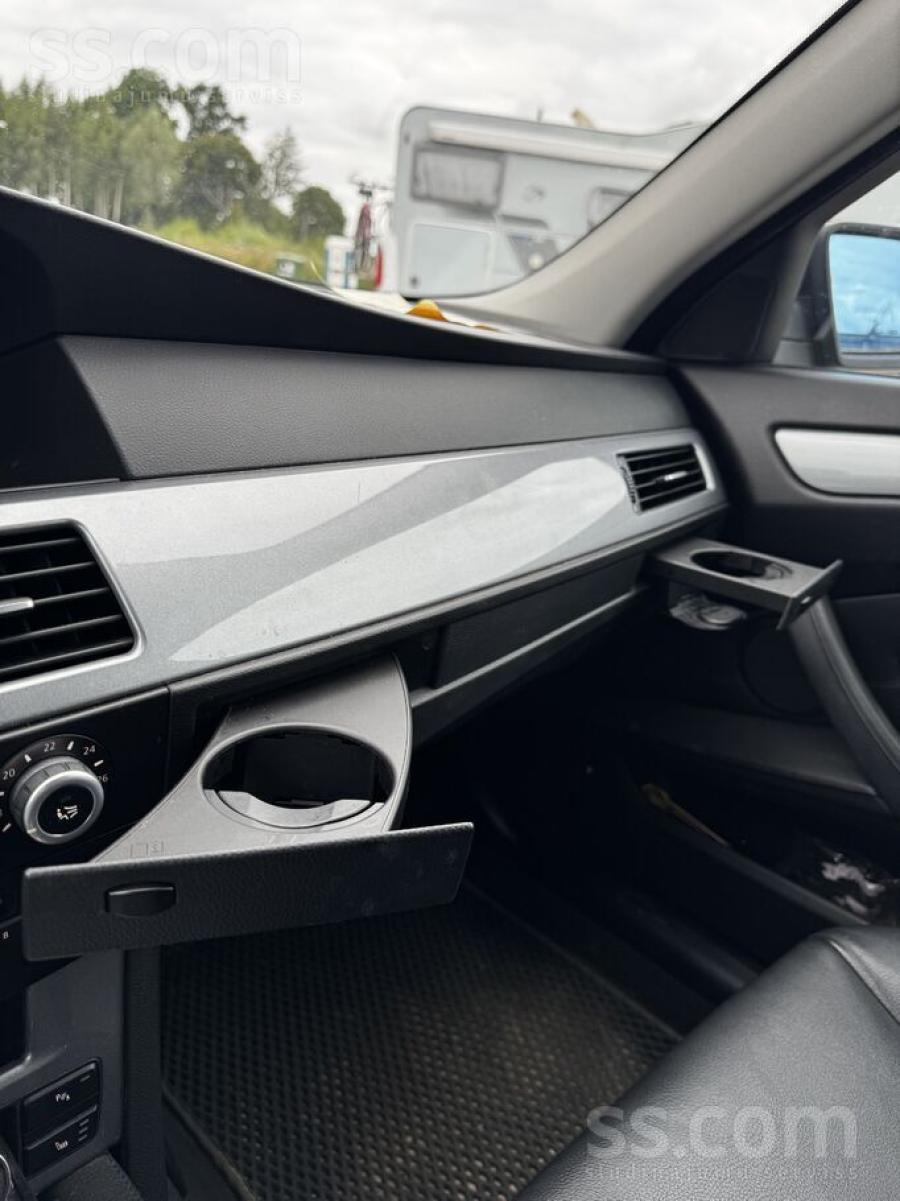 Black BMW 525 2008 in Riga, with an engine capacity of 3.00 L and mileage of 377 thousand km for 5150 €, photo 9 on AUTOMOTO.COM.LV