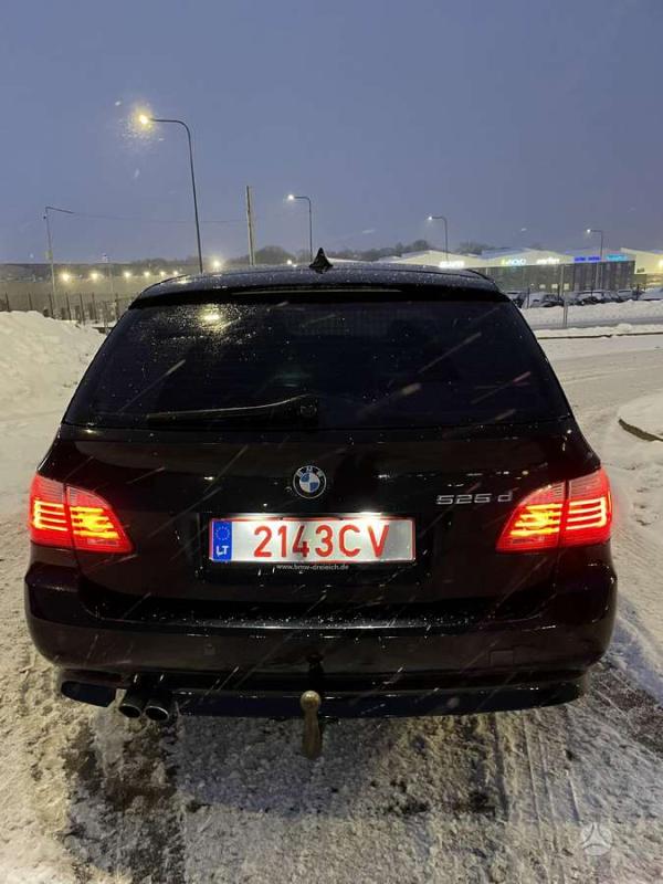 Black BMW 525 2009 in Kaunas, with an engine capacity of 2.99 L and mileage of 372 thousand km for 4500 €, photo 4 on AUTOMOTO.COM.LV