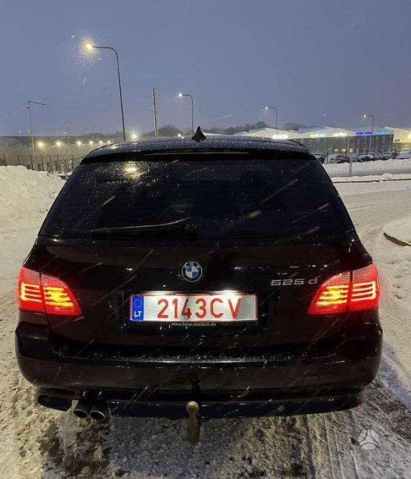 Black BMW 525 2009 in Kaunas, with an engine capacity of 2.99 L and mileage of 372 thousand km for 4500 €, photo 4 on AUTOMOTO.COM.LV