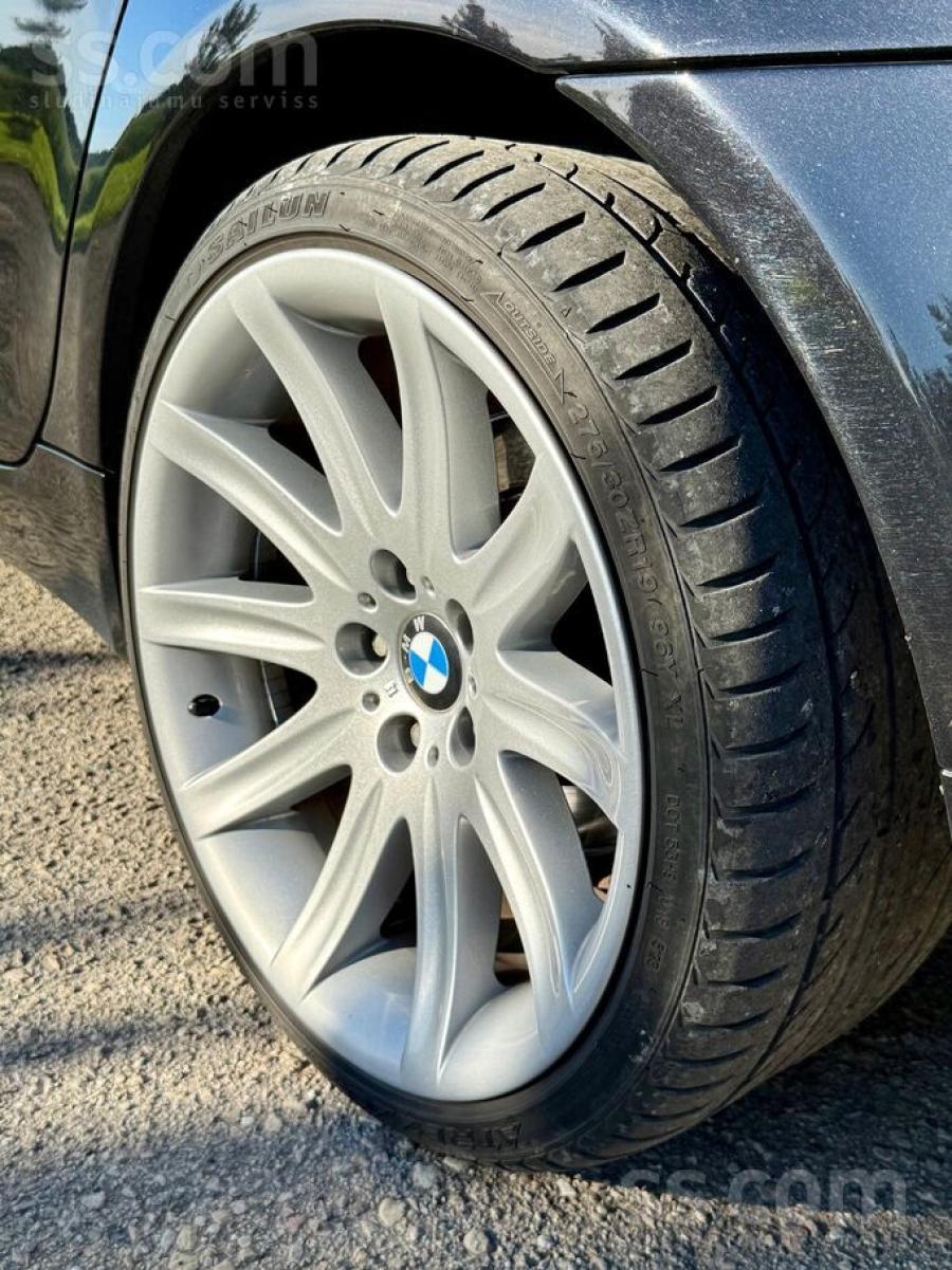 Black BMW 525 2009 in Riga, with an engine capacity of 3.00 L and mileage of 389 thousand km for 5750 €, photo 5 on AUTOMOTO.COM.LV