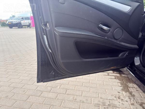 Black BMW 525 2009 in Rezekne, with an engine capacity of 3.00 L and mileage of 293 thousand km for 5950 €, photo 9 on AUTOMOTO.COM.LV
