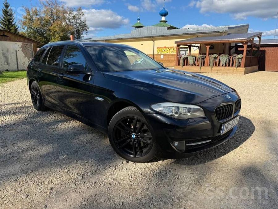 Black BMW 525 2010 in Riga, with an engine capacity of 3.00 L and mileage of 281 thousand km for 8100 €, photo 1 on AUTOMOTO.COM.LV