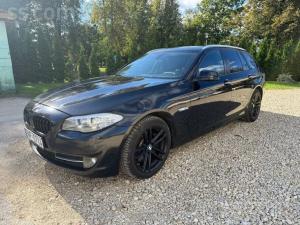 Black BMW 525 2010 in Riga, with an engine capacity of 3.00 L and mileage of 281 thousand km for 8100 €, photo 3 on AUTOMOTO.COM.LV
