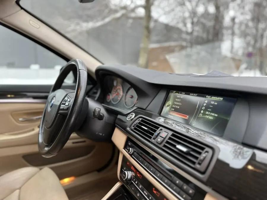 Black BMW 525 2010 in Riga, with an engine capacity of 3.00 L and mileage of 232 thousand km for 8790 €, photo 7 on AUTOMOTO.COM.LV