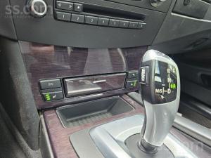 Black BMW 525 2010 in Riga, with an engine capacity of 3.00 L and mileage of 368 thousand km for 5950 €, photo 25 on AUTOMOTO.COM.LV