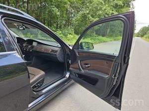 Black BMW 525 2010 in Riga, with an engine capacity of 3.00 L and mileage of 368 thousand km for 5950 €, photo 32 on AUTOMOTO.COM.LV
