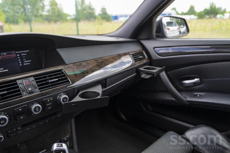 Black BMW 525 2010 in Riga, with an engine capacity of 3.00 L and mileage of 402 thousand km for 7890 €, photo 20 on AUTOMOTO.COM.LV