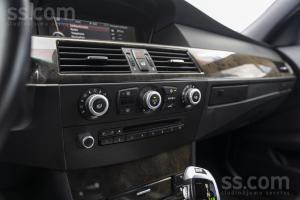 Black BMW 525 2010 in Riga, with an engine capacity of 3.00 L and mileage of 402 thousand km for 7890 €, photo 22 on AUTOMOTO.COM.LV