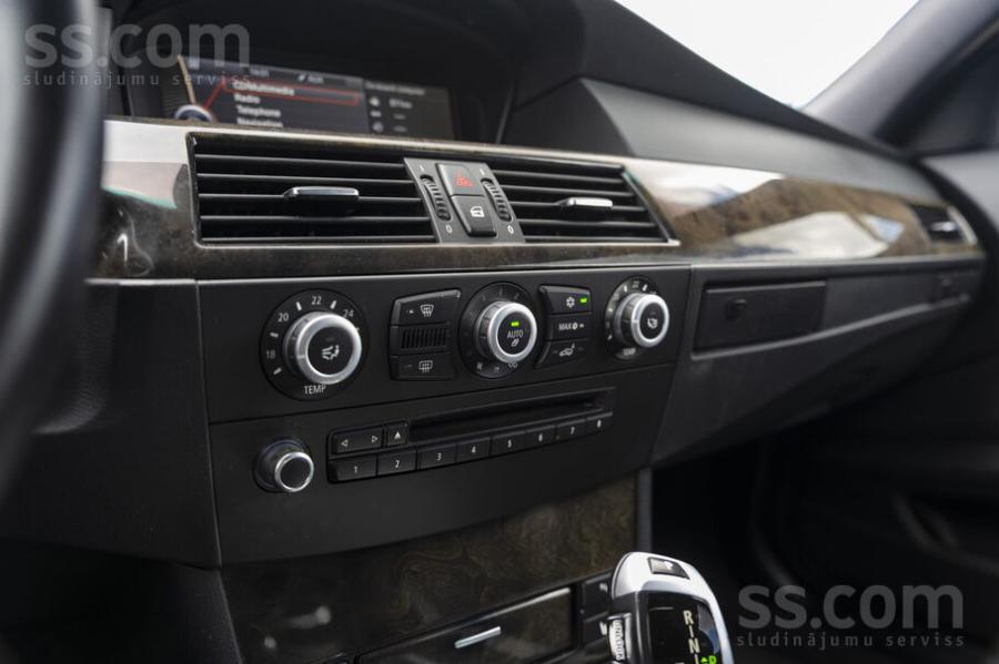 Black BMW 525 2010 in Riga, with an engine capacity of 3.00 L and mileage of 402 thousand km for 7890 €, photo 22 on AUTOMOTO.COM.LV