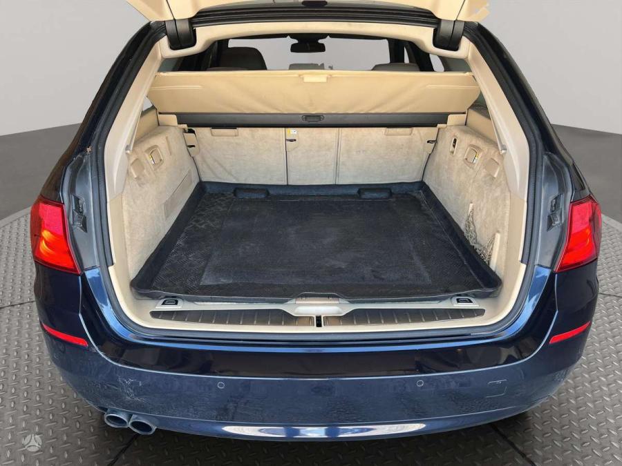 Black BMW 525 2010 in Kaunas, with an engine capacity of 3.00 L and mileage of 313 thousand km for 9999 €, photo 11 on AUTOMOTO.COM.LV