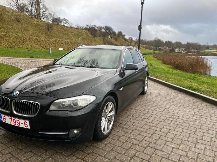 Black BMW 525 2011 in Talsi, with an engine capacity of 3.00 L and mileage of 325 thousand km for 7500 €, photo 2 on AUTOMOTO.COM.LV