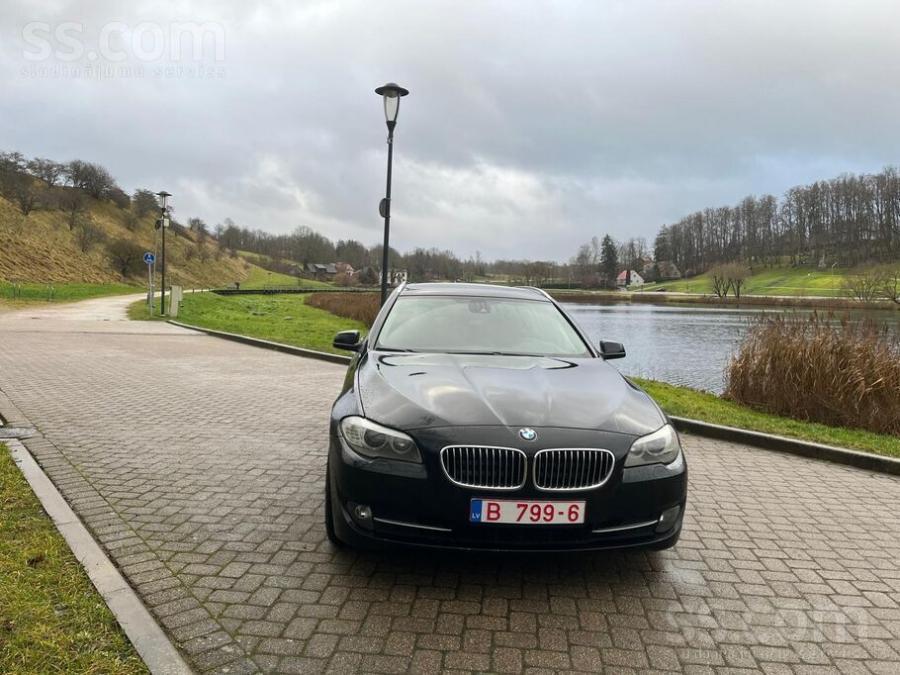 Black BMW 525 2011 in Talsi, with an engine capacity of 3.00 L and mileage of 325 thousand km for 7500 €, photo 3 on AUTOMOTO.COM.LV