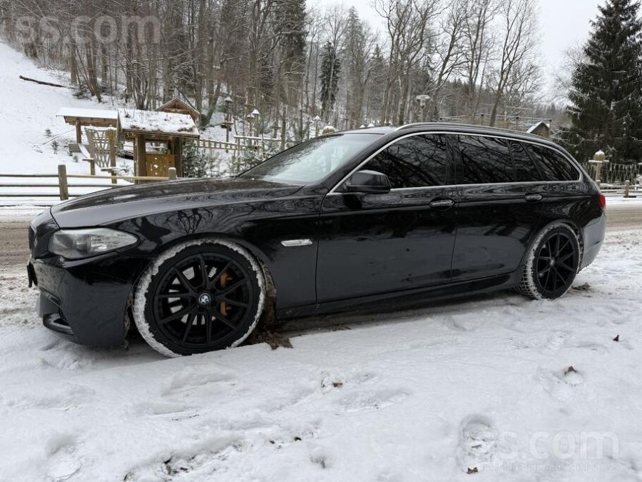 Black BMW 525 2011 in Riga, with an engine capacity of 3.00 L and mileage of 288 thousand km for 10800 €, photo 2 on AUTOMOTO.COM.LV