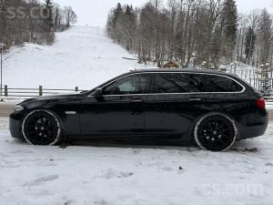 Black BMW 525 2011 in Riga, with an engine capacity of 3.00 L and mileage of 288 thousand km for 10800 €, photo 3 on AUTOMOTO.COM.LV