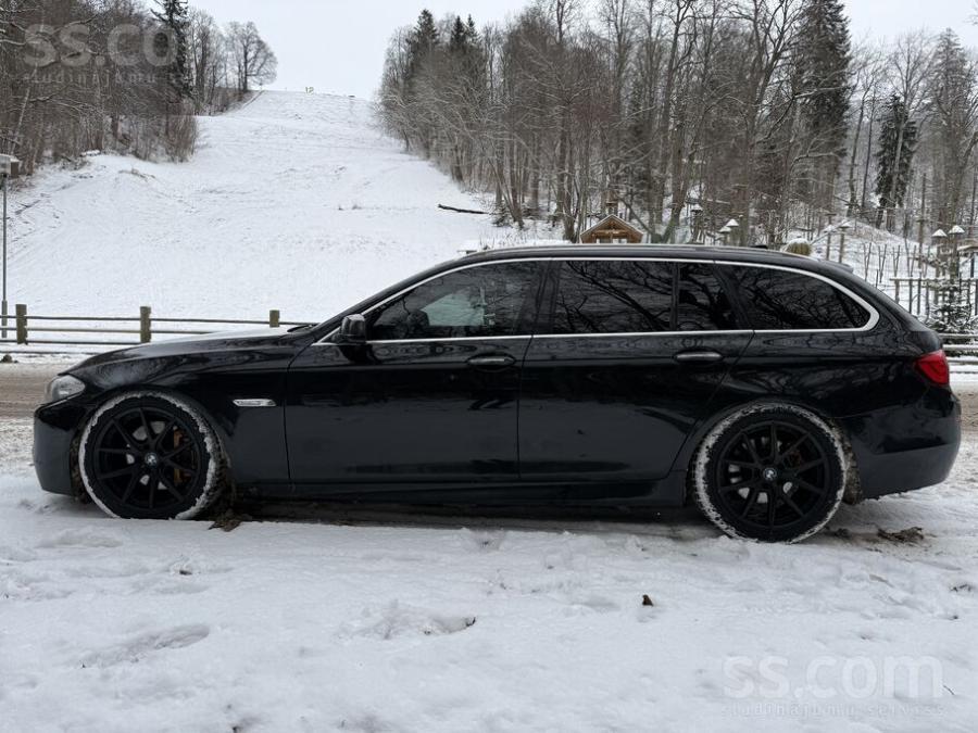 Black BMW 525 2011 in Riga, with an engine capacity of 3.00 L and mileage of 288 thousand km for 10800 €, photo 3 on AUTOMOTO.COM.LV