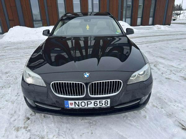 Black BMW 525 2011 in Kaunas, with an engine capacity of 2.99 L and mileage of 320 thousand km for 6999 €, photo 4 on AUTOMOTO.COM.LV