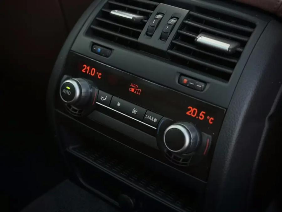 Melns BMW 525 2011 Jelgava, ar dzinēja tilpumu 3.00 L un nobraukumu 399 tūkst. km par 8800 €, foto 13 vietnē AUTOMOTO.COM.LV
