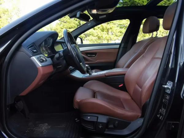 Black BMW 525 2011 in Kuldiga, with an engine capacity of 3.00 L and mileage of 311 thousand km for 8050 €, photo 9 on AUTOMOTO.COM.LV