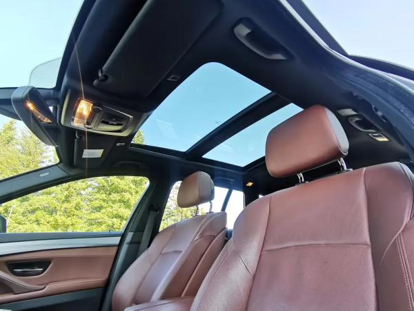 Black BMW 525 2011 in Kuldiga, with an engine capacity of 3.00 L and mileage of 311 thousand km for 8050 €, photo 10 on AUTOMOTO.COM.LV