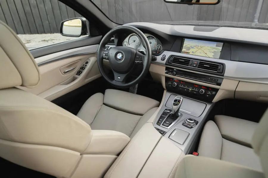 Black BMW 525 2011 in Jelgava, with an engine capacity of 2.00 L and mileage of 226 thousand km for 10900 €, photo 8 on AUTOMOTO.COM.LV