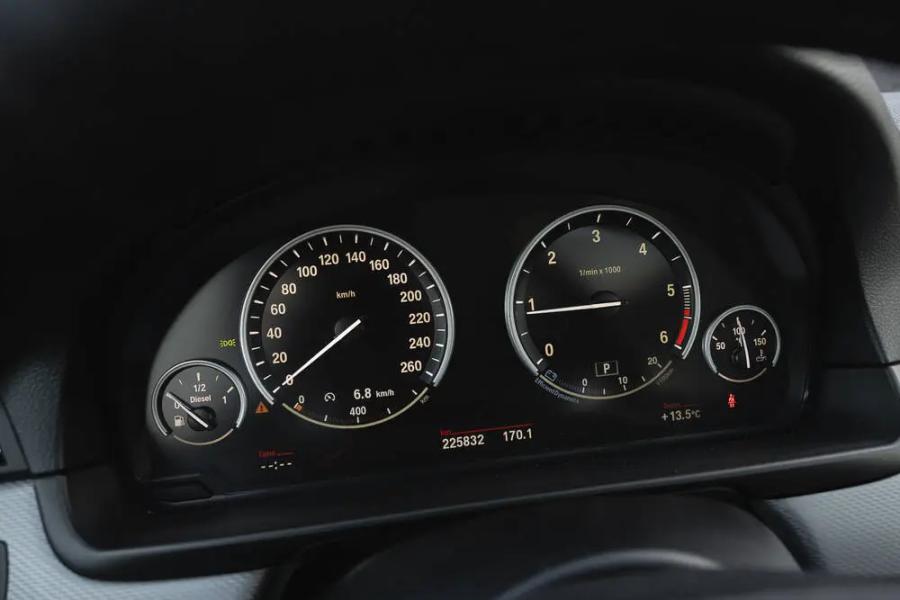 Black BMW 525 2011 in Jelgava, with an engine capacity of 2.00 L and mileage of 226 thousand km for 10900 €, photo 18 on AUTOMOTO.COM.LV