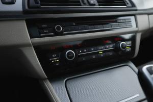 Black BMW 525 2011 in Jelgava, with an engine capacity of 2.00 L and mileage of 226 thousand km for 10900 €, photo 21 on AUTOMOTO.COM.LV