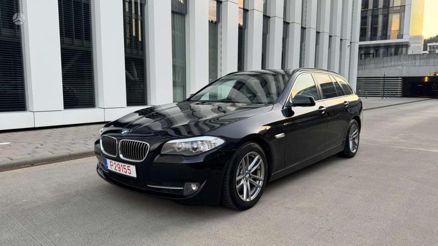 Melns BMW 525 2011 Viļņa, ar dzinēja tilpumu 2.99 L un nobraukumu 290 tūkst. km par 6250 €, foto 1 vietnē AUTOMOTO.COM.LV