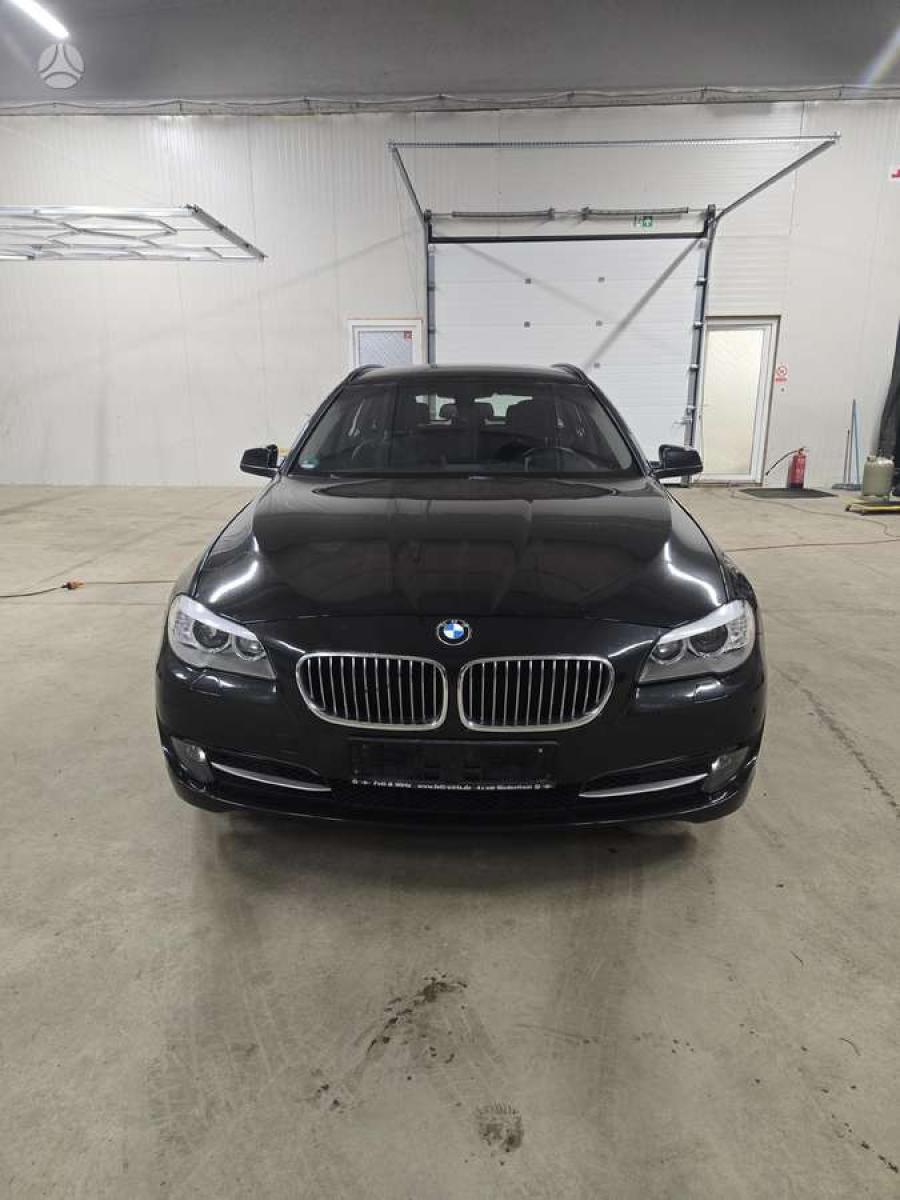 Black BMW 525 2012 in Vilnius, with an engine capacity of 2.00 L and mileage of 303 thousand km for 8500 €, photo 1 on AUTOMOTO.COM.LV