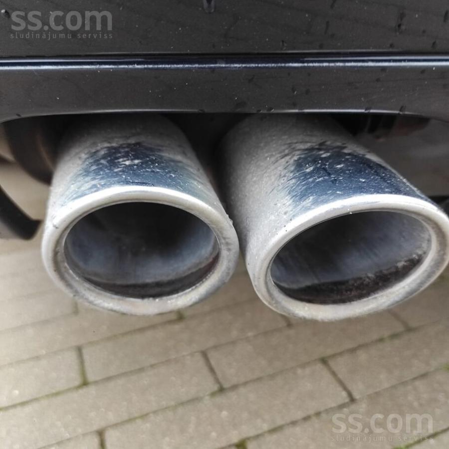 Black BMW 525 2012 in Rezekne, with an engine capacity of 2.00 L and mileage of 277 thousand km for 8350 €, photo 19 on AUTOMOTO.COM.LV