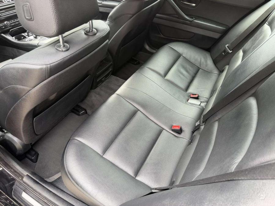 Black BMW 525 2016 in Vilnius, with an engine capacity of 2.00 L and mileage of 350 thousand km for 9549 €, photo 12 on AUTOMOTO.COM.LV