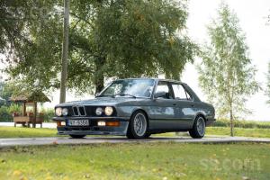 Zils BMW 525 1984 Rīga, ar dzinēja tilpumu 2.70 L un nobraukumu 216 tūkst. km par 9500 €, foto  vietnē AUTOMOTO.COM.LV