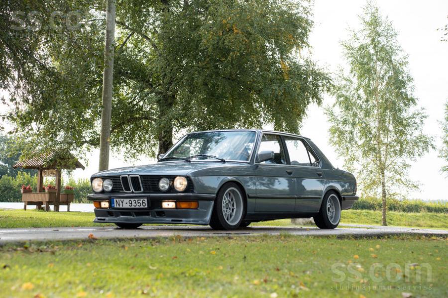 Zils BMW 525 1984 Rīga, ar dzinēja tilpumu 2.70 L un nobraukumu 216 tūkst. km par 9500 €, foto 1 vietnē AUTOMOTO.COM.LV