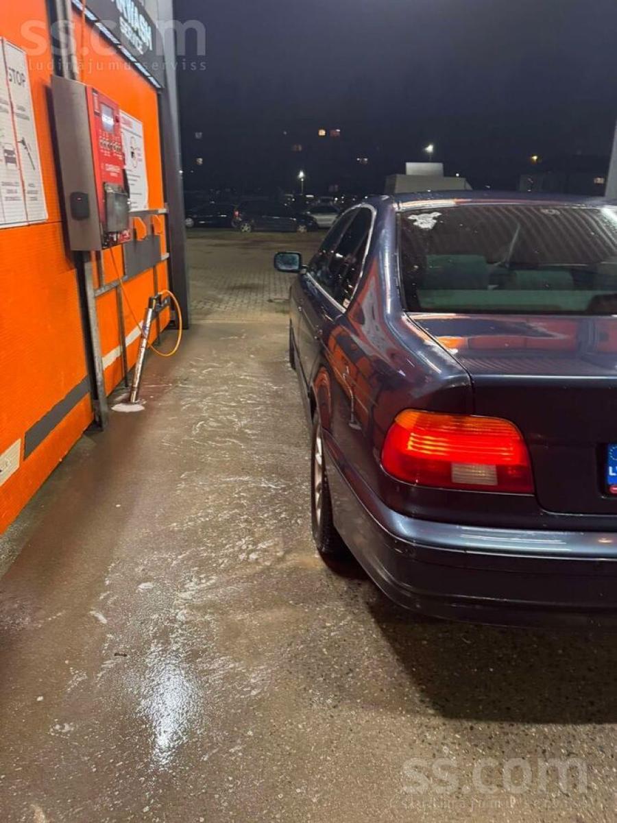 Zils BMW 525 2002 Rīga, ar dzinēja tilpumu 2.50 L un nobraukumu 510 tūkst. km par 1000 €, foto 5 vietnē AUTOMOTO.COM.LV