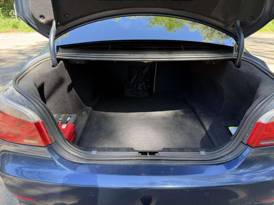 Blue BMW 525 2004 in Taurage, with an engine capacity of 2.50 L and mileage of 389 thousand km for 2900 €, photo 17 on AUTOMOTO.COM.LV